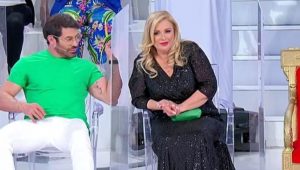 Sapete perché Tina Cipollari dice sempre la frase "Maria esco"? Spunta ...